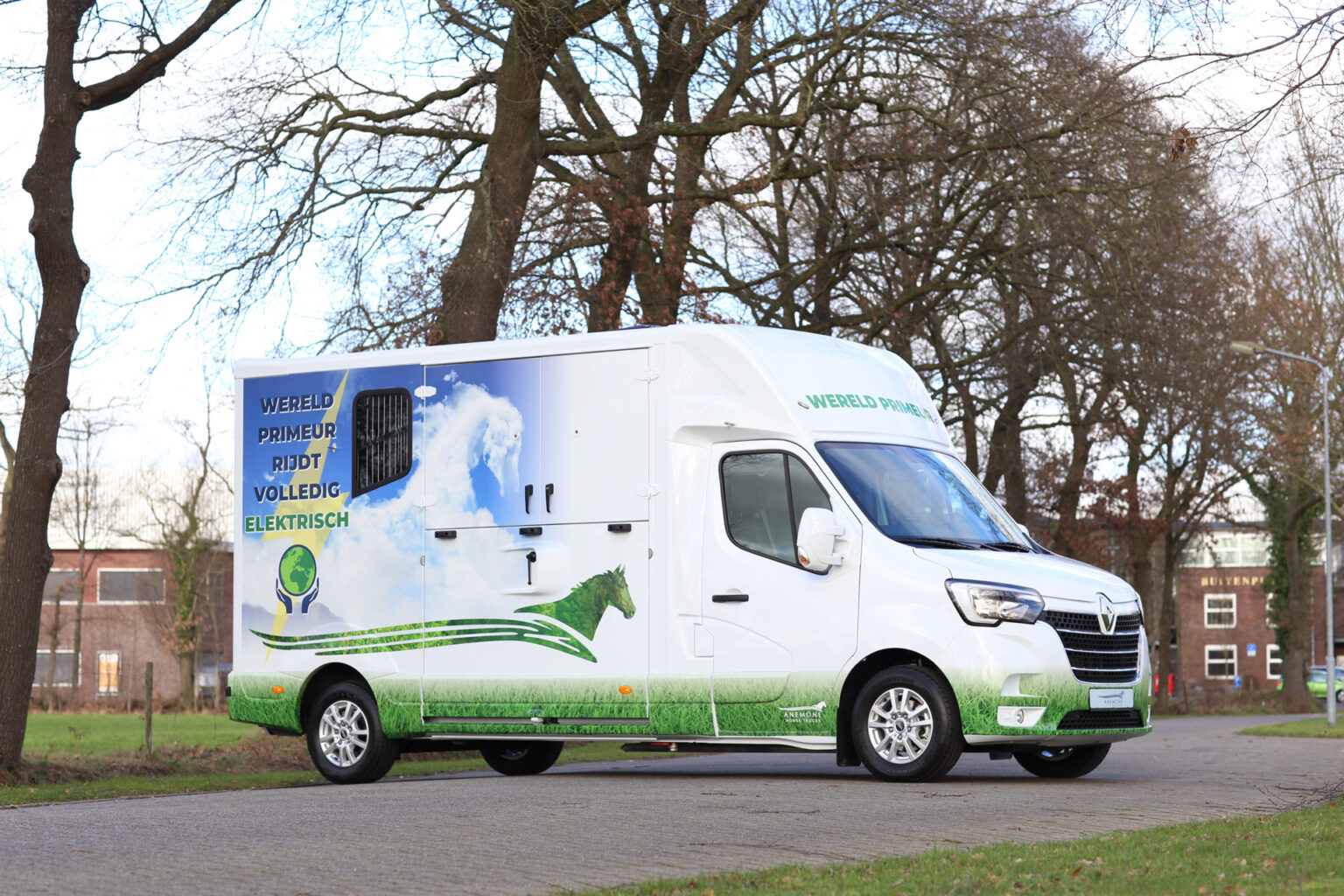World premiere of the first electric 2 horsebox at Anemone Horse Trucks ...